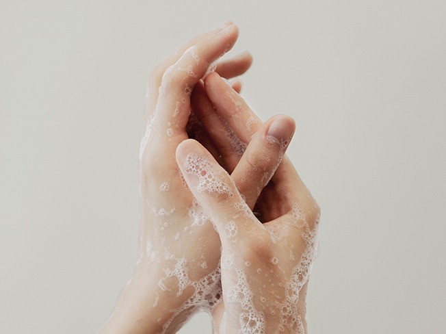 제품 퀄리티를 높이는 손모델입니다. - 크몽